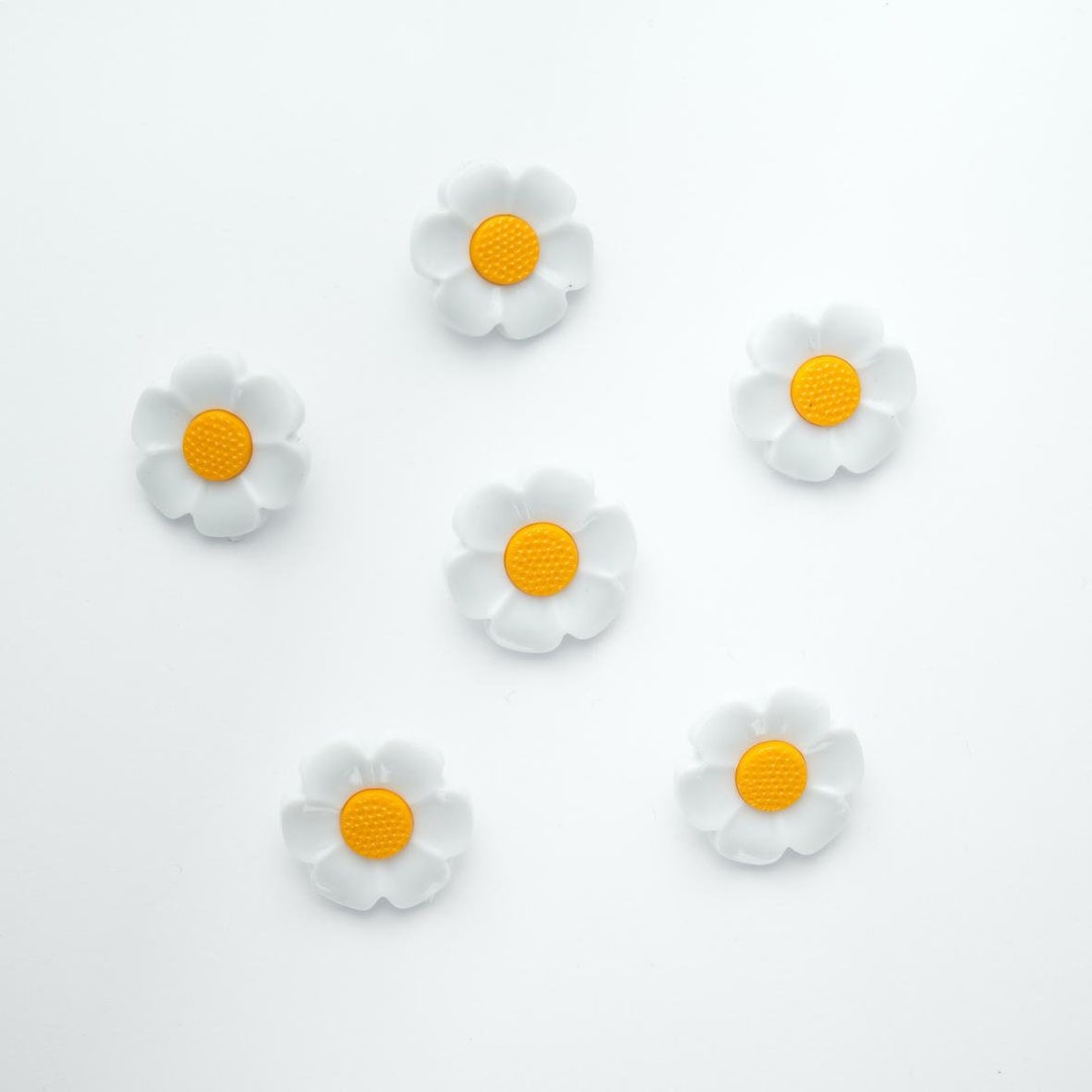 Pack of 10 18mm Daisy Flower Buttons, Novelty Shank Buttons, Flower ...