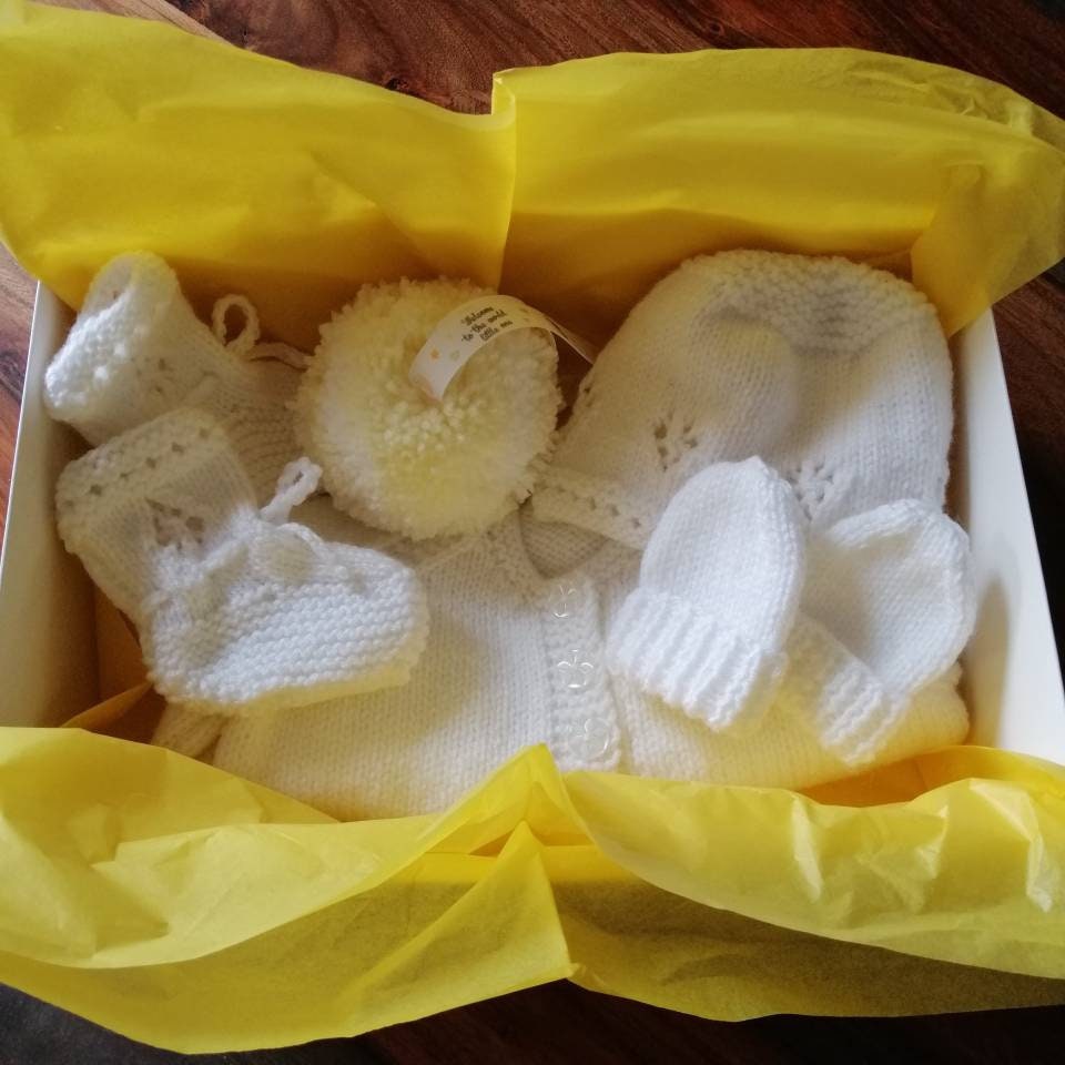 Ropa de bebé tejida a mano caja de regalo 0-3 meses - Etsy España