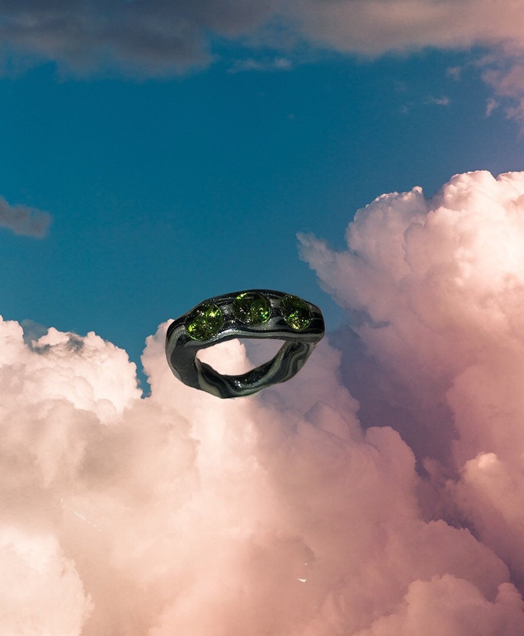 Schwarzer Splitter Marmorierter Ton Ring mit 3 grünen Steinen Polymer ...