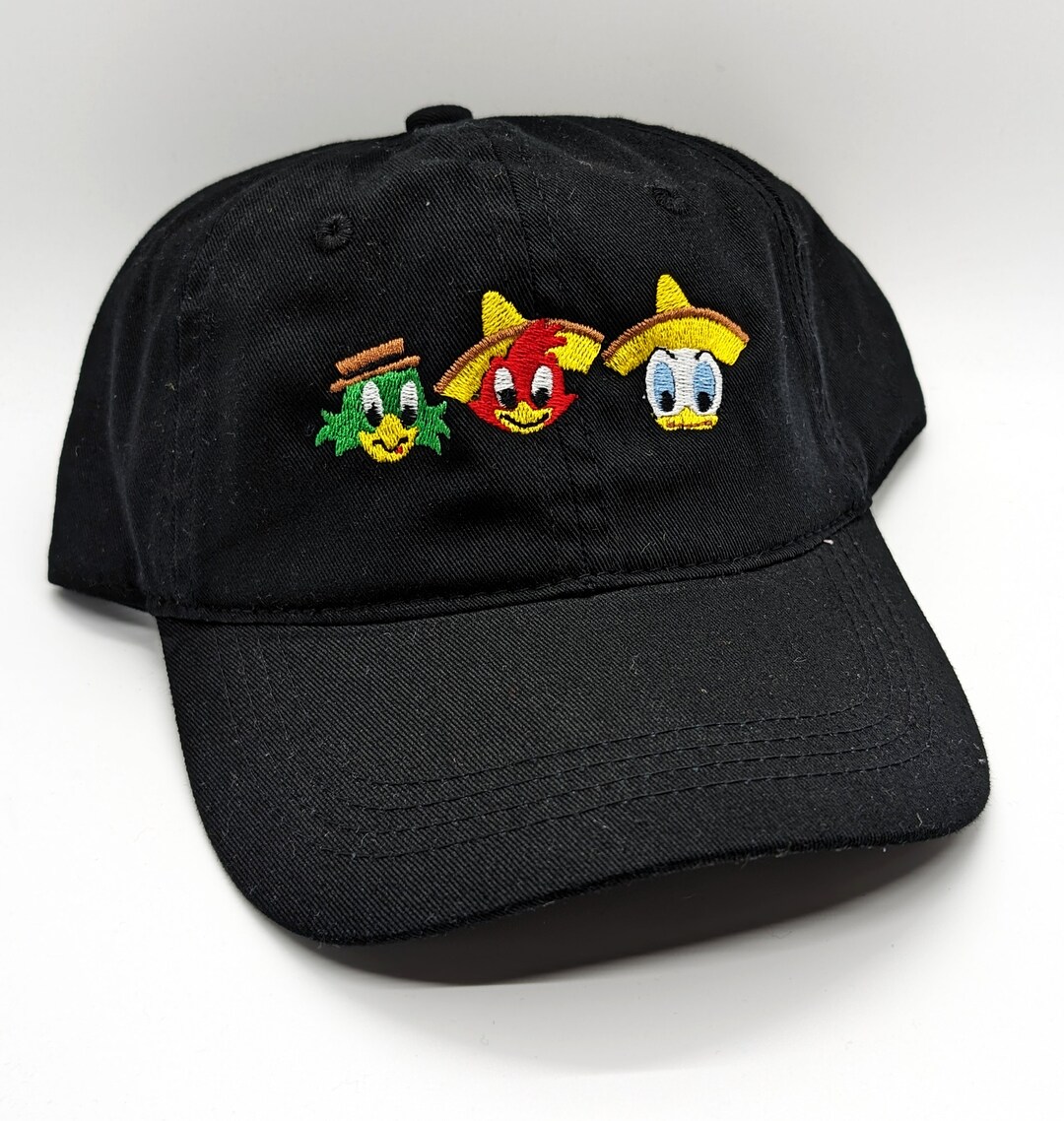 Bonnet brodé inspiré de Donald Duck trois caballeros Disney disponible ...
