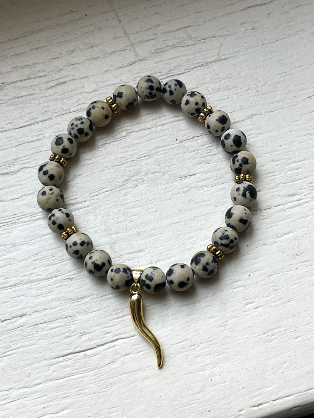 Dalmatiner Stein Armband mit Cornicello Anhänger, Heilstein Armband, Armband mit Halbedelsteinen ...