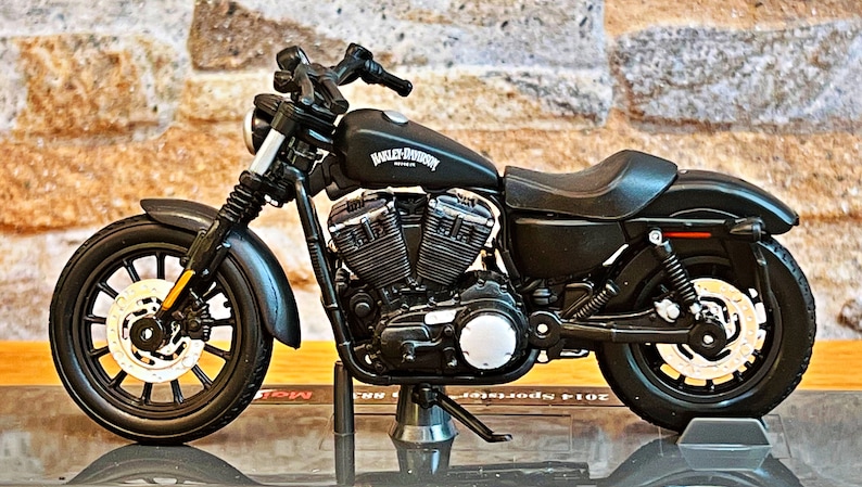 Harley Davidson 2014 Sportster Iron 883, Scale 1/18 Model Motorcycle, 1 ...