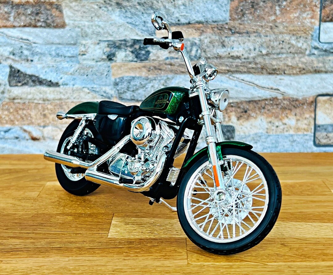 Harley Davidson 2013 XL 1200V Seventy Two , Scale 1/12 Diecast Model ...