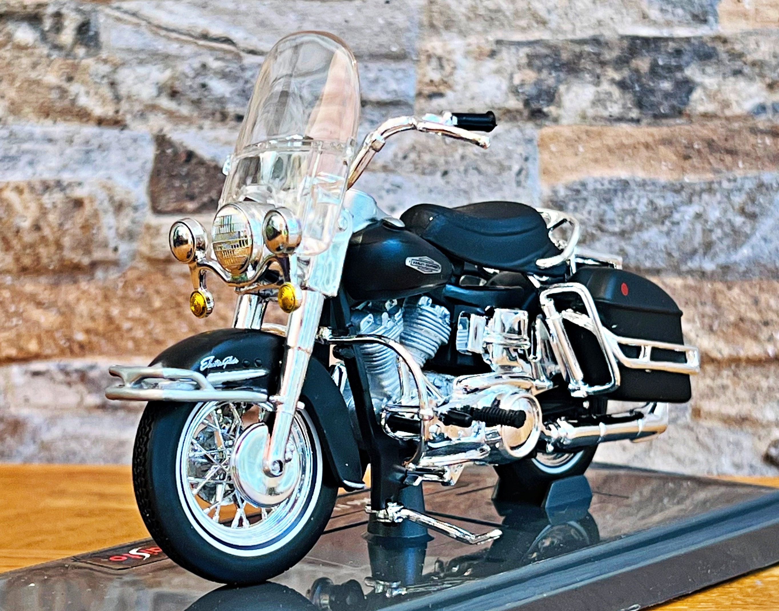 Harley Davidson 1966 FLH Elektra Glide, Scale 1/18 Model Motorcycle, 1/ ...