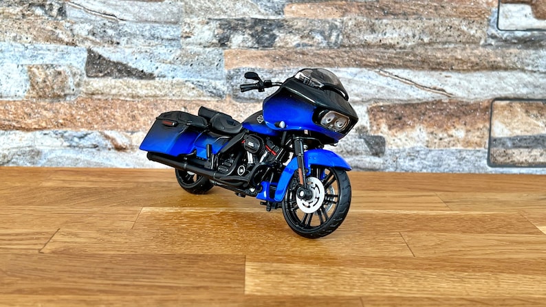Harley Davidson 2018 CVO Street Glide, Model Motorcycle, 1/18 Diecast ...