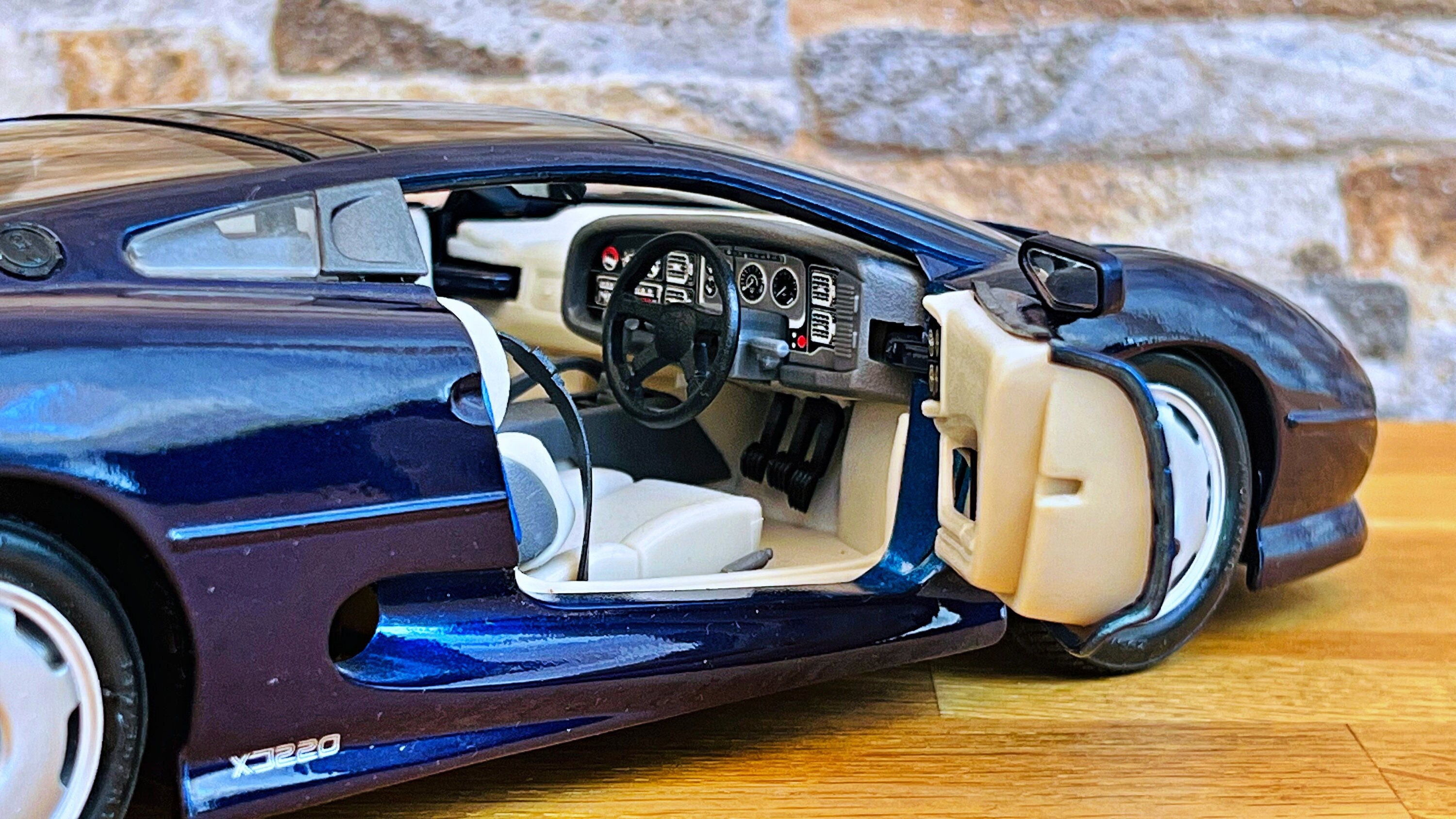 Jaguar XJ220 1992 Vintage Model Car 1/18 Scale Model Car 1 Jaguar XJ220 1992 Vintage Model Car 1/18 Scale Model Car 1