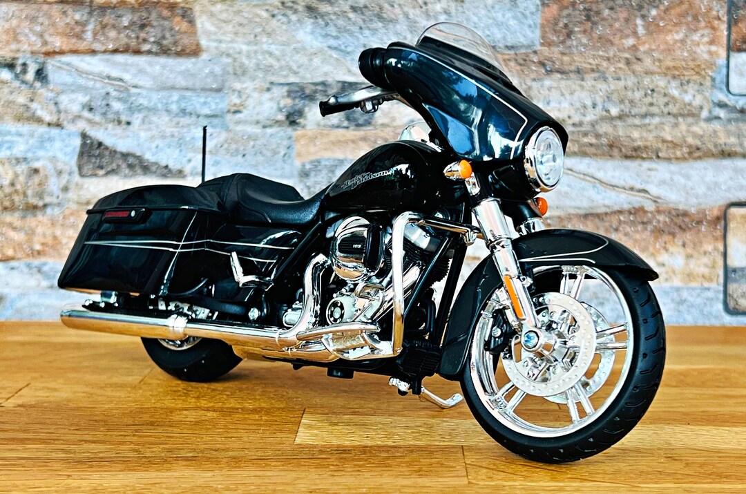 Harley Davidson 2015 Street Glide , Scale 1/12 Diecast Model Motorcycle ...