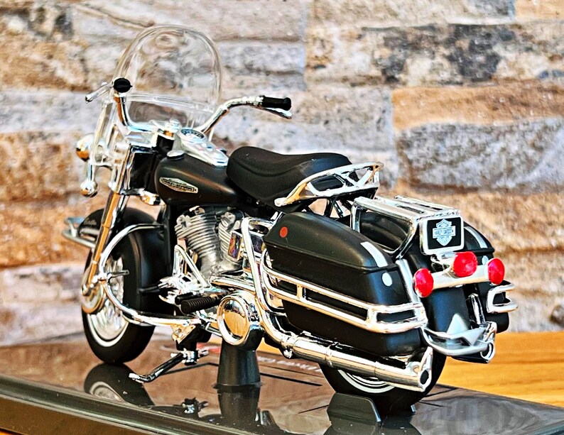 Harley Davidson 1966 FLH Elektra Glide, Scale 1/18 Model Motorcycle, 1/ ...