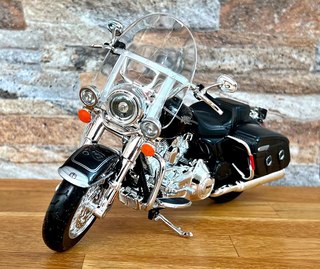 Harley Davidson 2013 FLHRC Road King Classic , Scale 1/12 Diecast Model ...