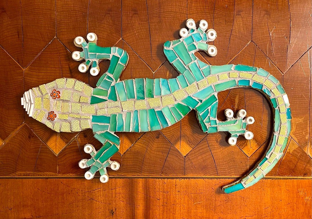 Mosaic Green and Yellow Lizard on Wood Base. Pique Assiette With Glass ...