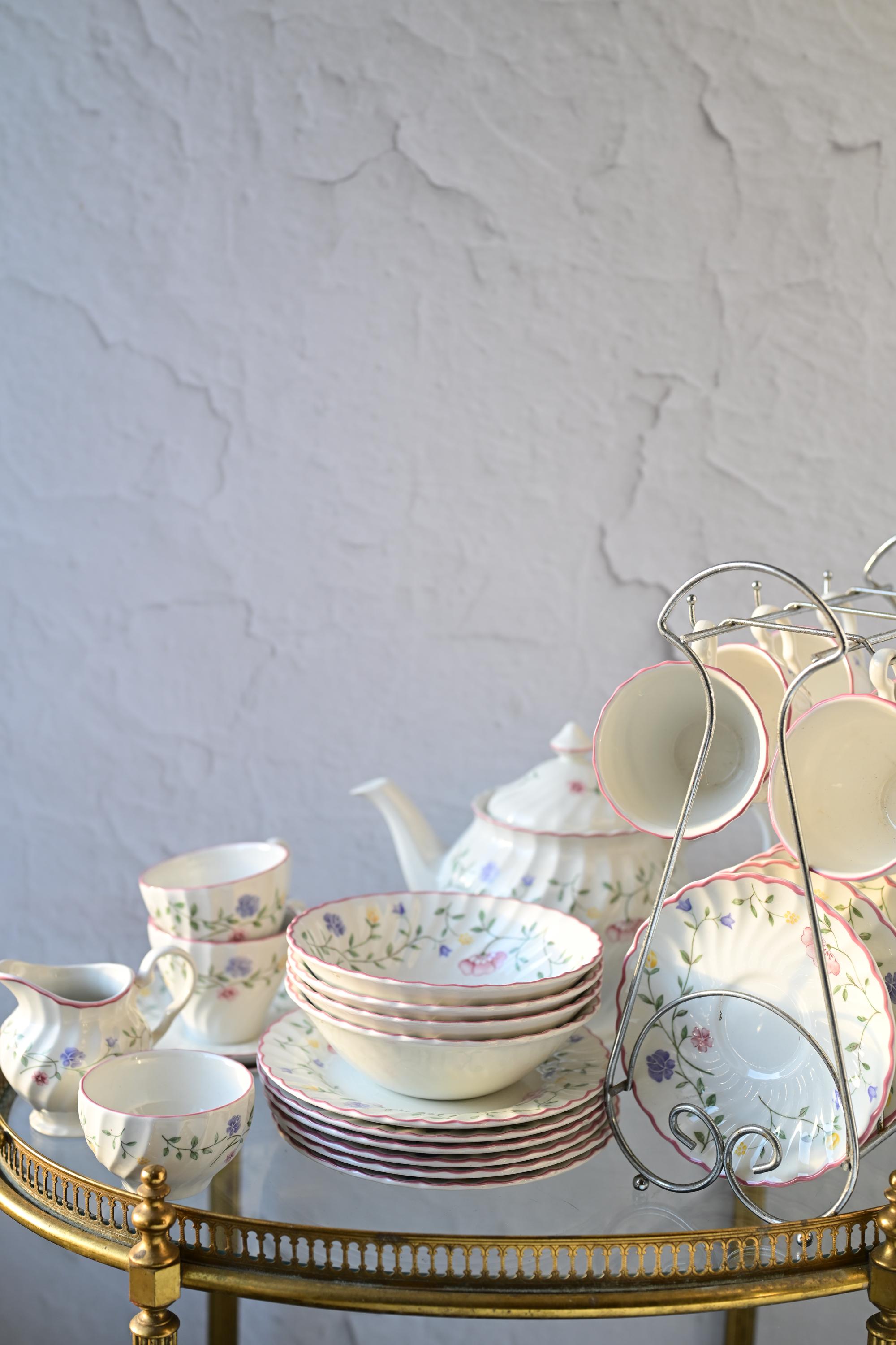 Vintage Charming Johnson Brothers Summer Chintz China Set for 8 ...