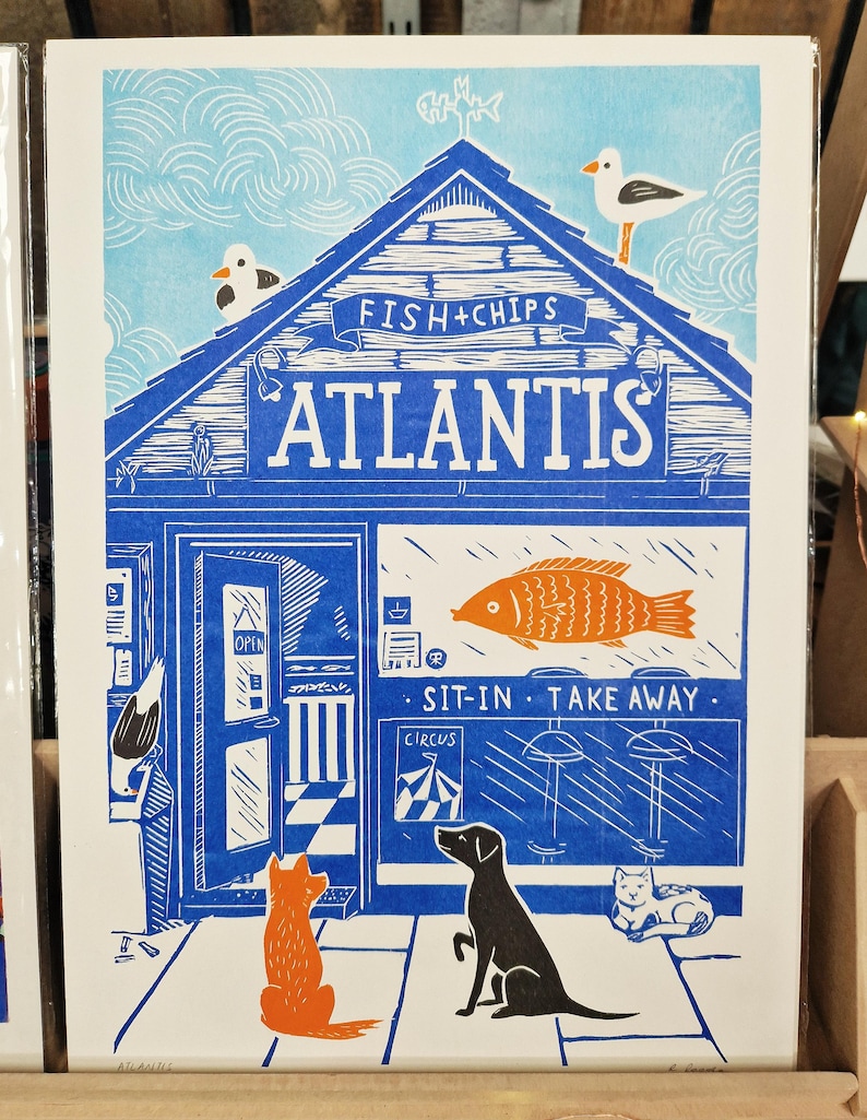 Stampa Riso di Atlantis Fish & Chip Shop - Arte sulla spiaggia con ...