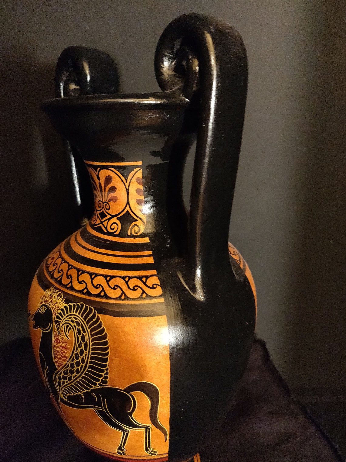 Anfora con raffigurazioni dell'antica mitologia greca (Atena, Poseidone ...