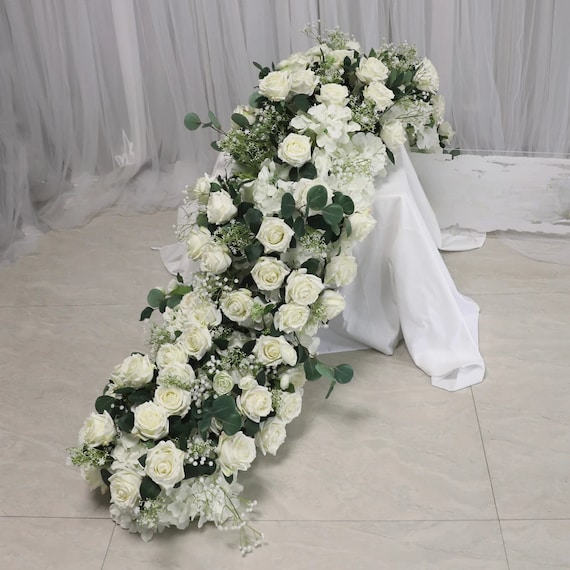 Wedding table flower runners | Beachweddingtips.com