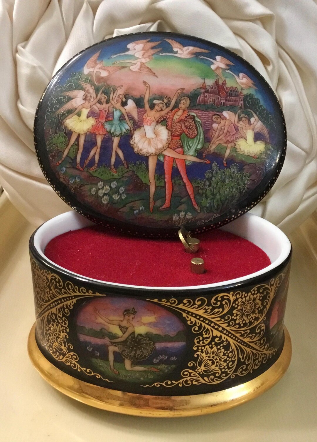 Vintage Ardleigh Elliott & Sons 1992 Porcelain Oval Music Box - Plays ...