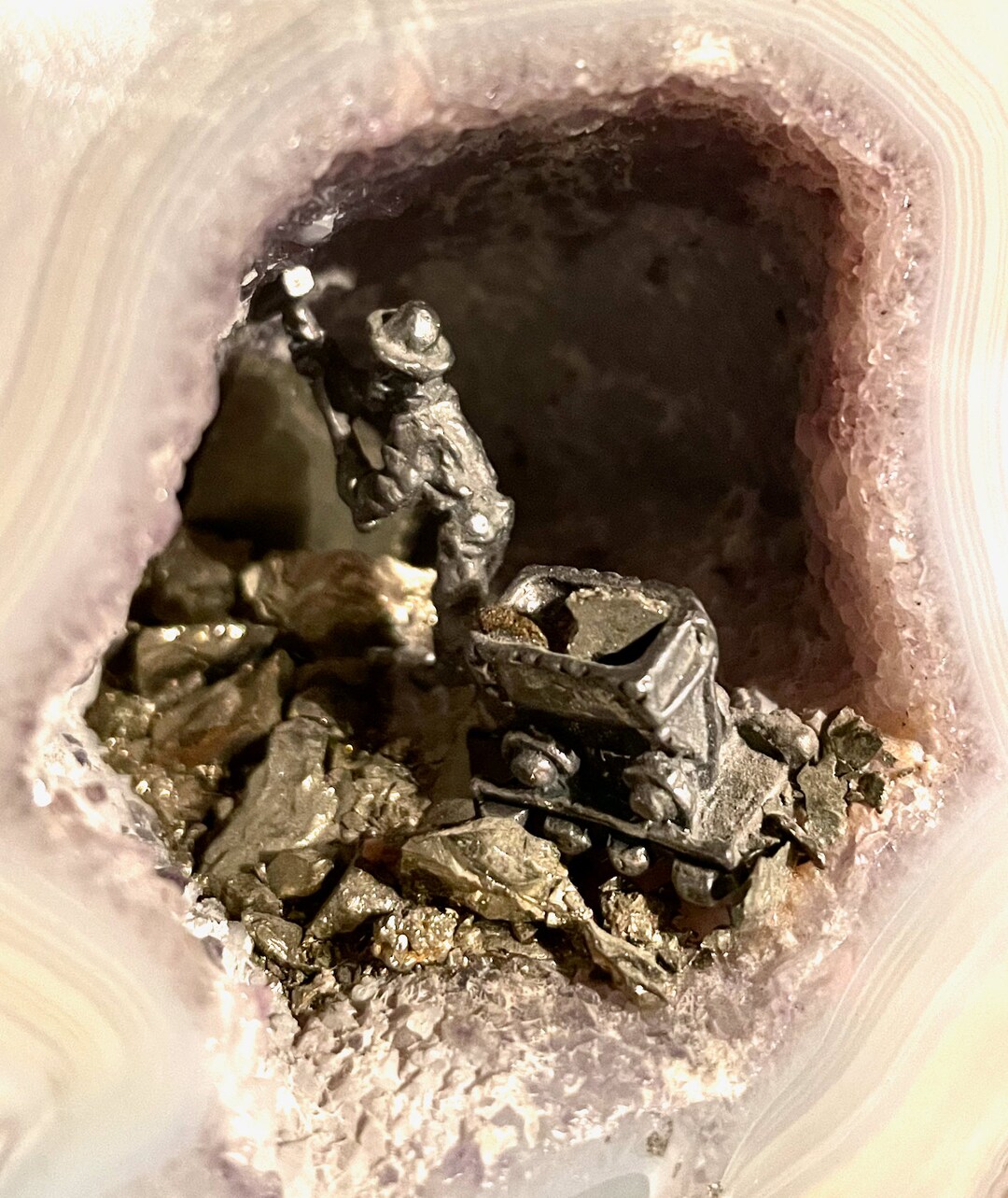 MINIATURE GOLD MINER Scene in Agate Geode Alaska Alaskan Yukon Klondike ...