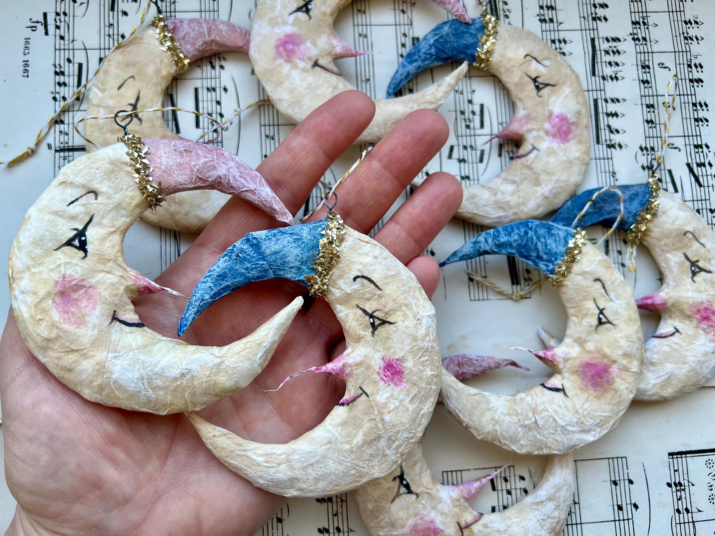 Mond Halbmond Ornament Mit Gesicht Und Schlafmütze Aus Recycelter Pappe ...
