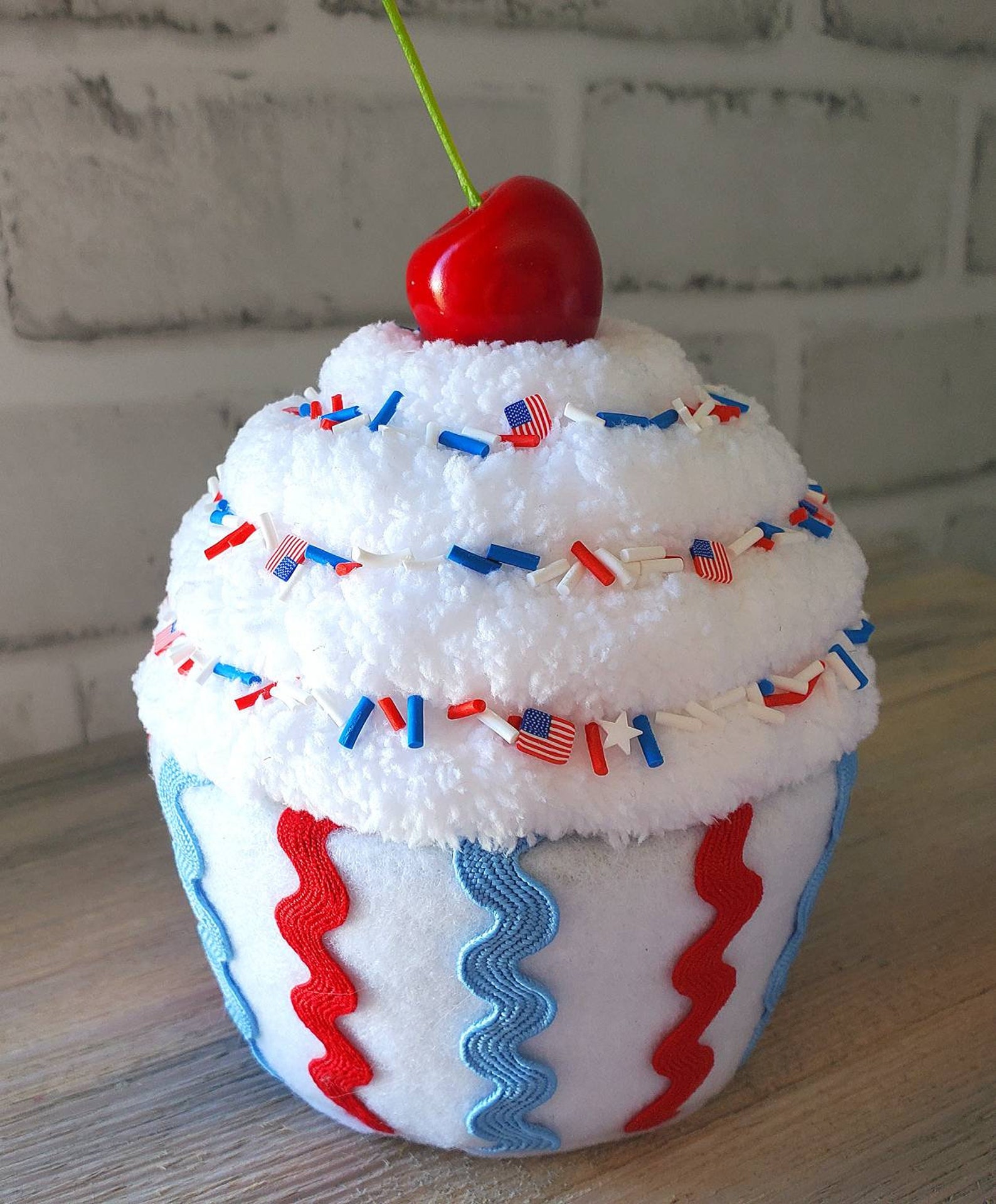 4th of July Patriotic Faux Cupcakes, Yarn Cupcake Wreath Attachment ...