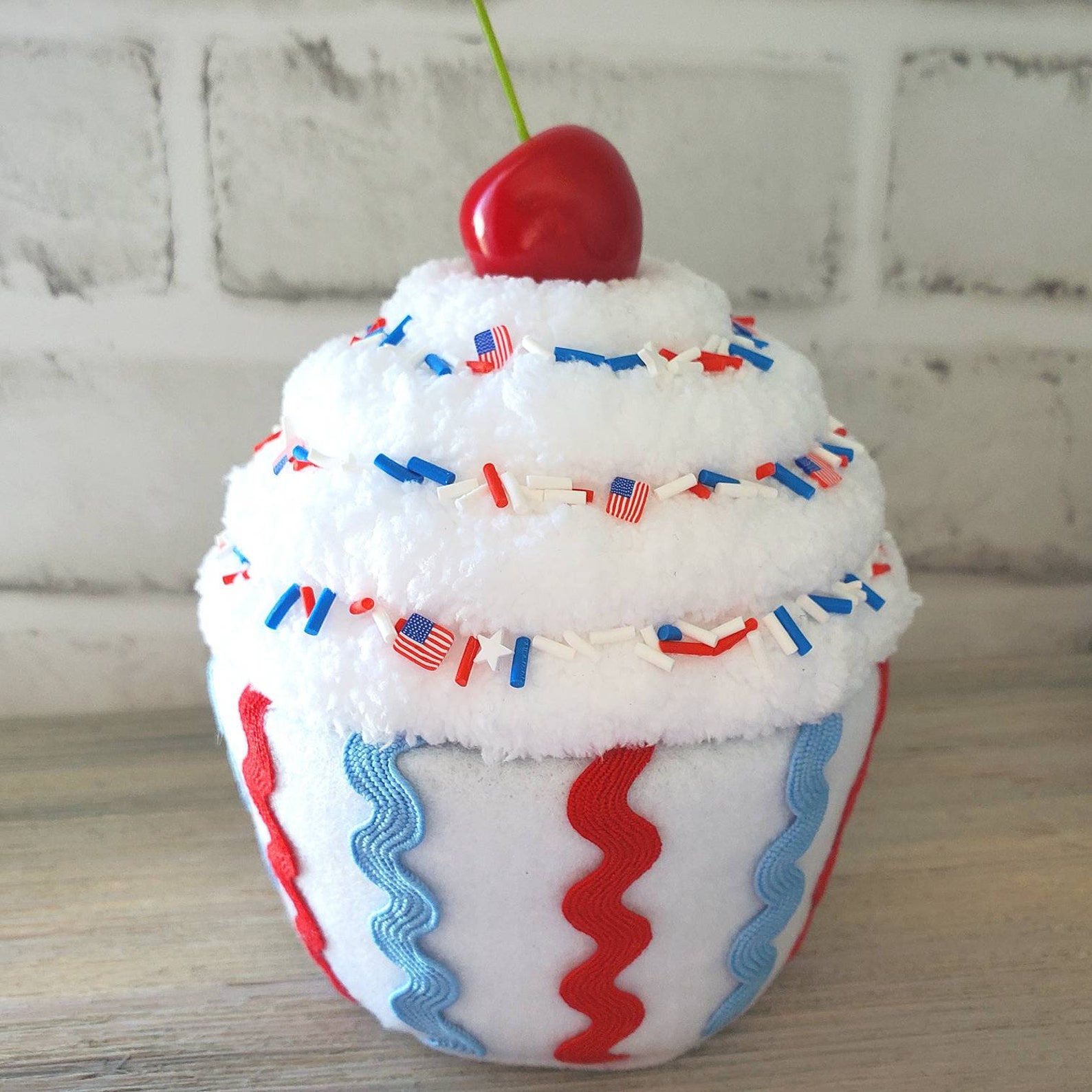 4th of July Patriotic Faux Cupcakes, Yarn Cupcake Wreath Attachment ...