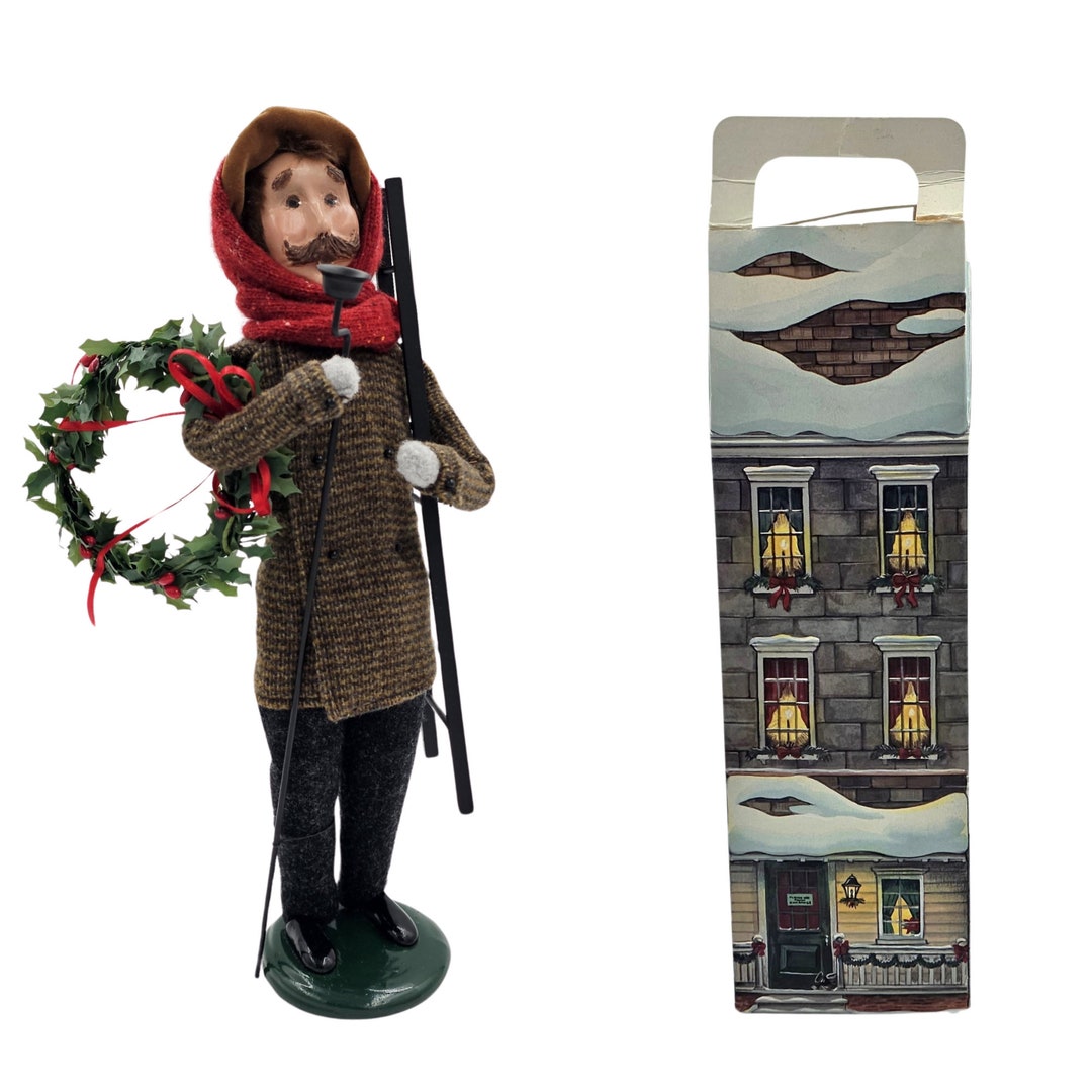 Byers Choice Caroler 2001 the Lamplighter With Flame Pole, Wreath and ...