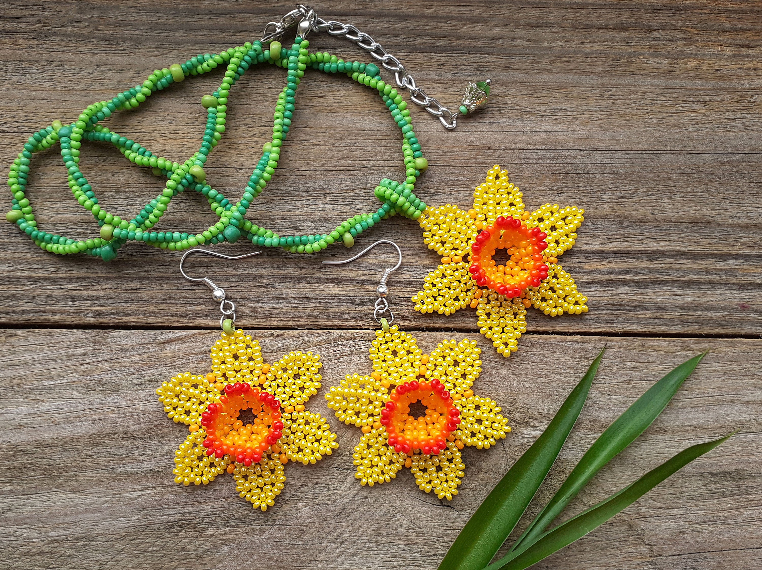 Yellow daffodils jewelry set Beaded earrings and necklace - Etsy.de