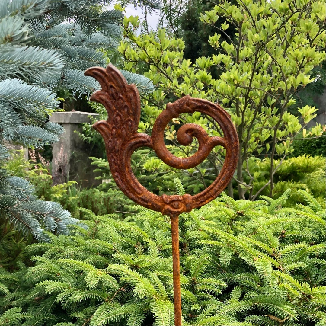 Rusty Finial Garden Stake – Metal Yard Art, Outdoor Garden Decor ...