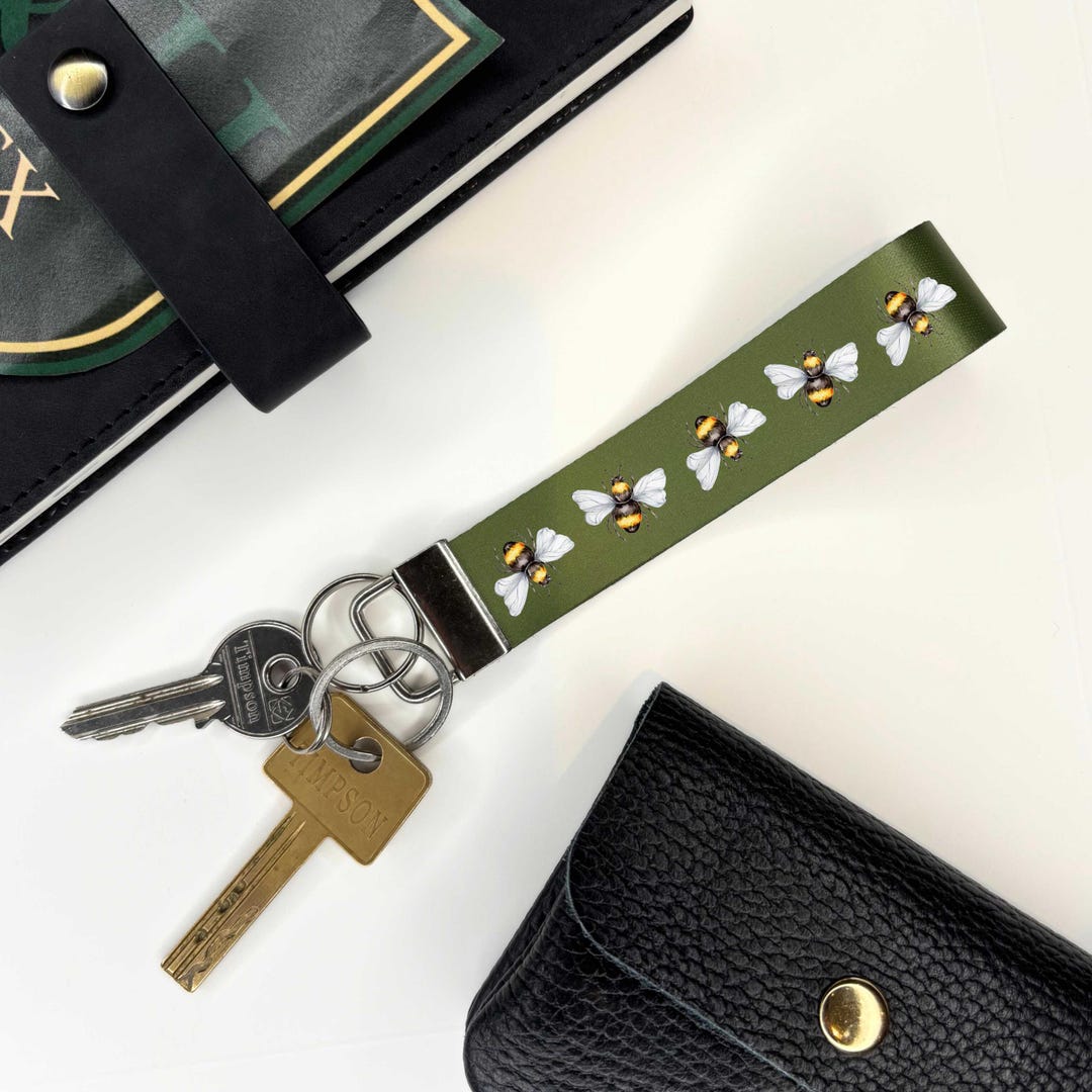 Bee Wristlet Keychain, Bee Keeper Gift, Bumble Bee Design Keyring ...