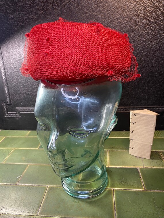 Vintage red hat with - Gem