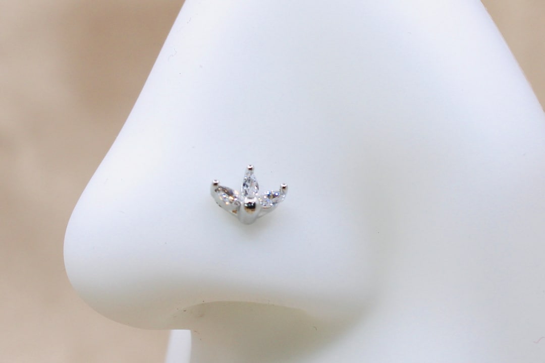 20G Lotus Flower Nose Stud, Floral Decor Sparkle Gem Nose Stud Ring L ...