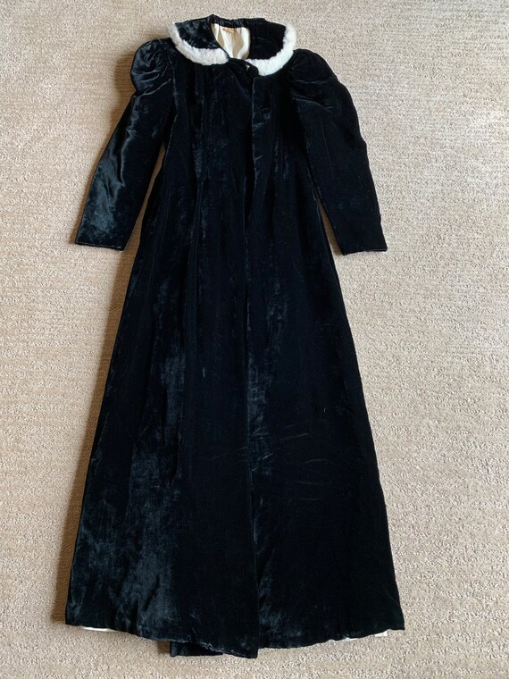 1920's Velvet, Satin fur trim Coat, Cloak, Labeled w/… - Gem