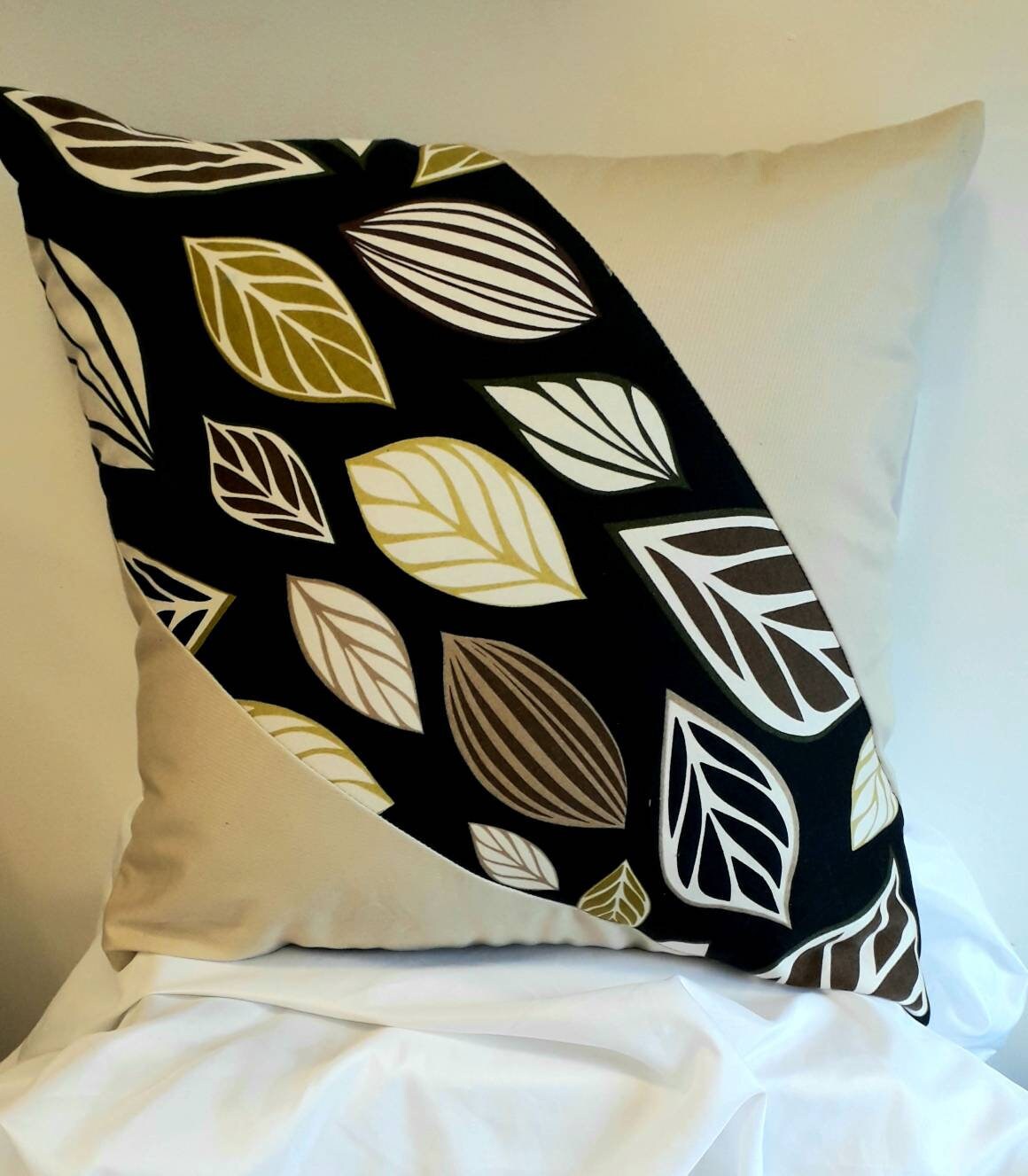 Neutral tone cushions with contrast print panels - Etsy.de