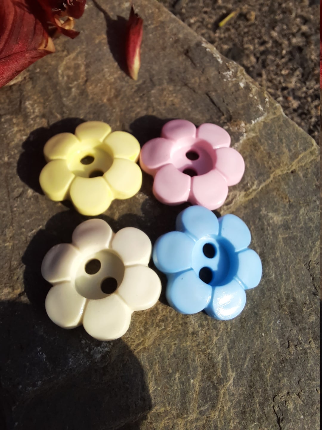 18mm Glossy Daisy Buttons. Pink, Blue, Yellow, Cream. 6 Pieces per Pack ...