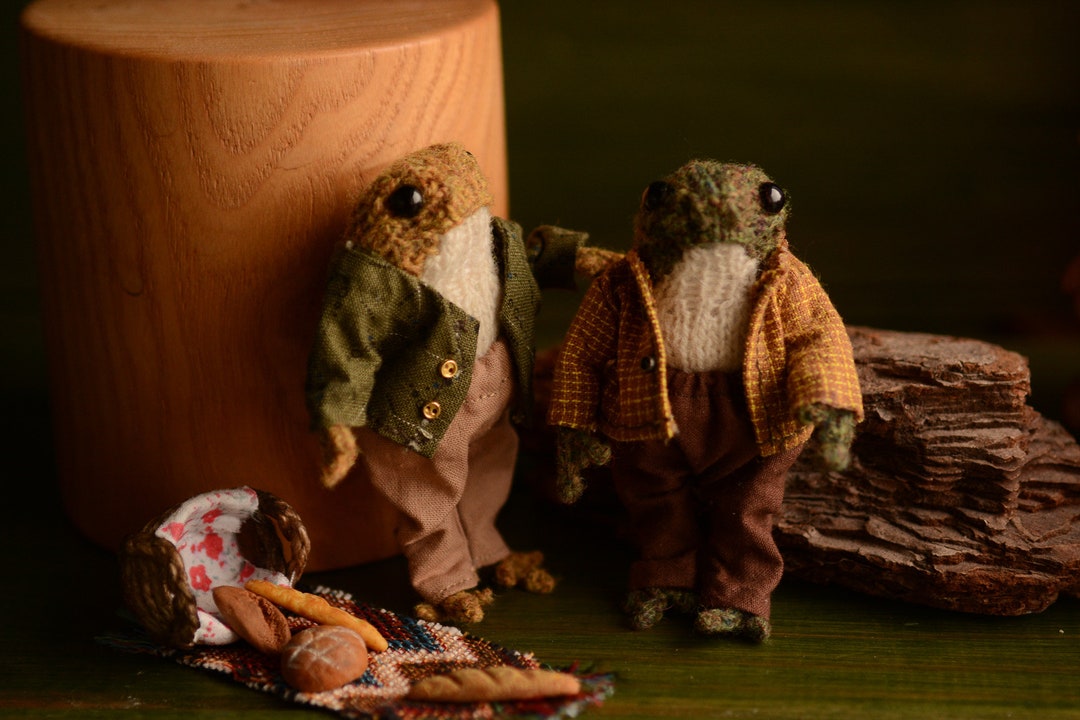 Knitted Frog and Toad 9cm. Made to Order - Etsy