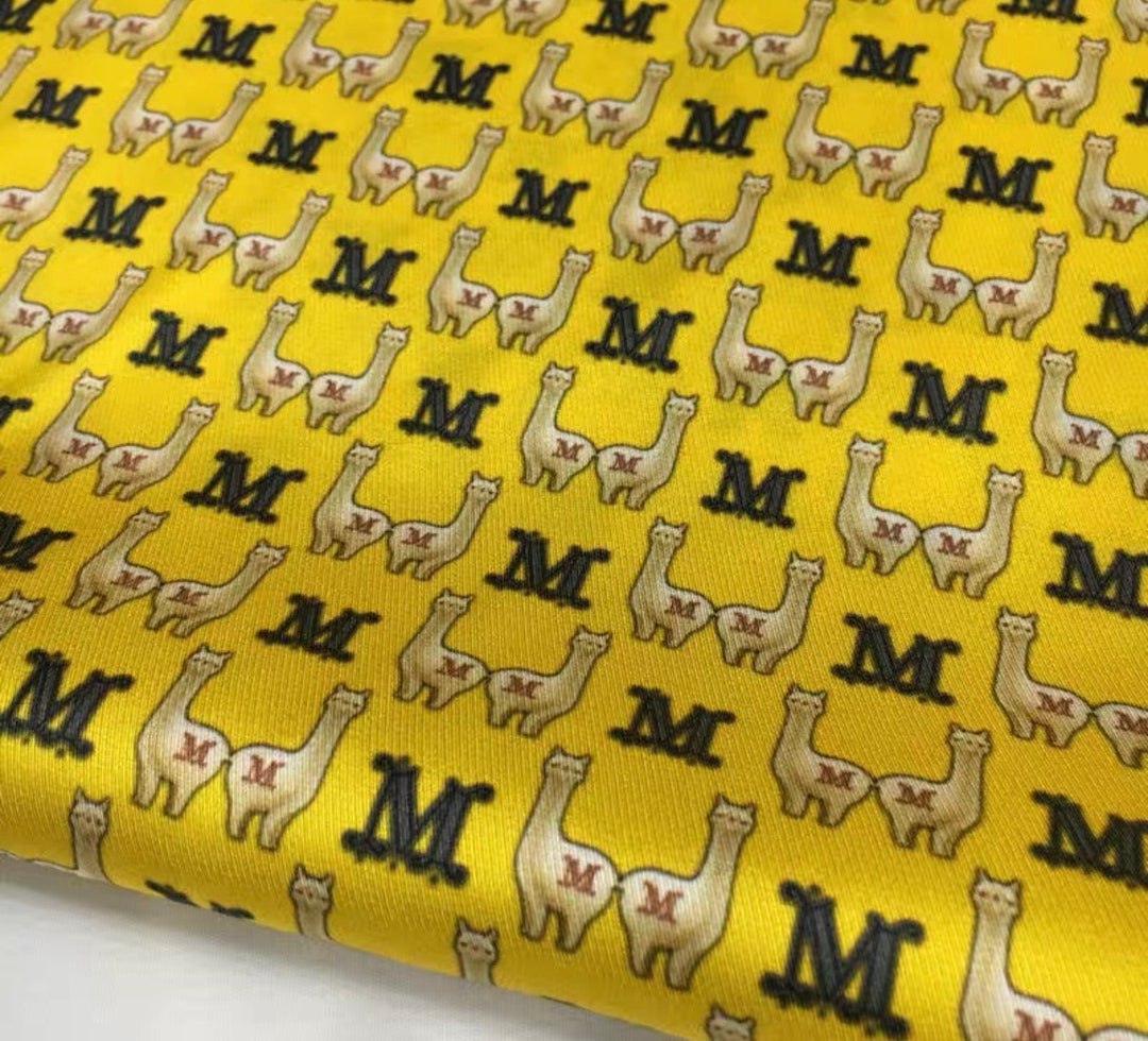 Italienischer Seiden-Twill-Stretchstoff mit Lamas-Print, Farbe gelb ...