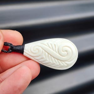 Natural Hand Carved Maori Bone Carving Pendant Necklace - Carved Patu ...