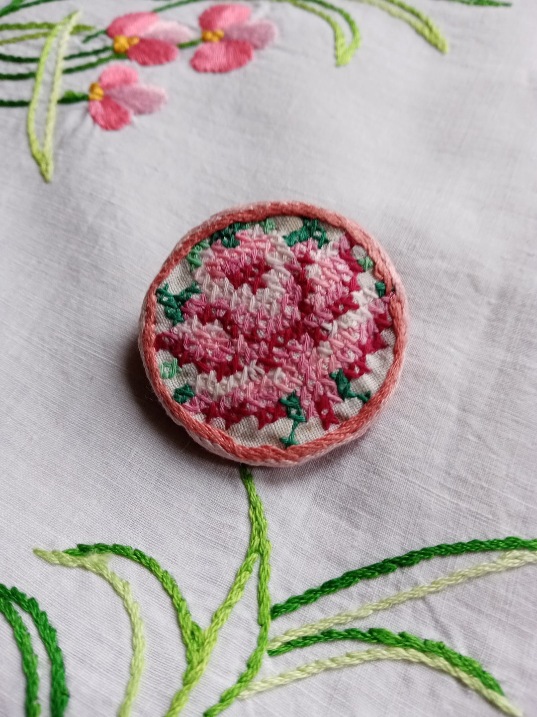 Broche ronde brodée à la main au point de croix - Etsy France
