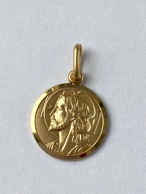 Gold jesus medallion pendant store
