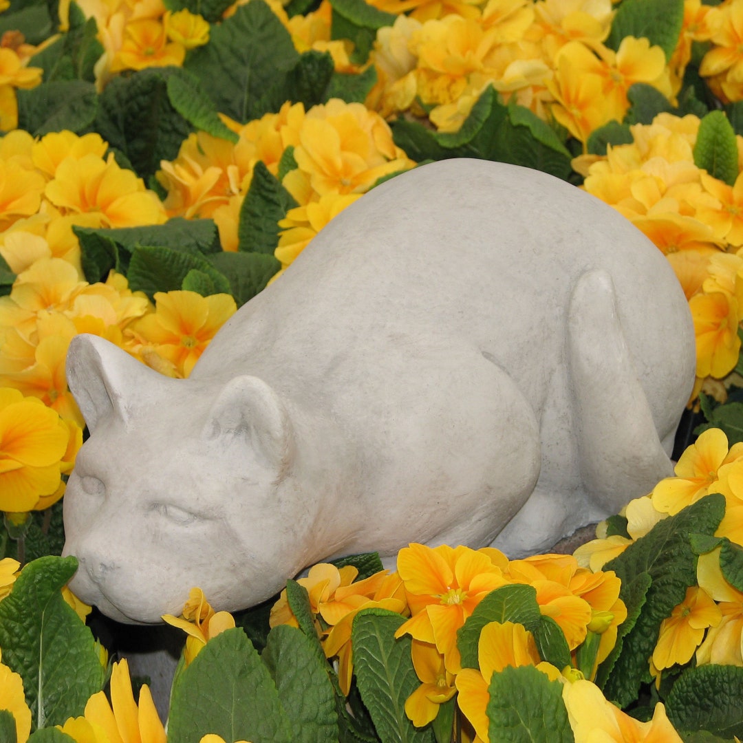 Nichols Brothers Classic Crouching Cat Outdoor Concrete Garden Statue ...