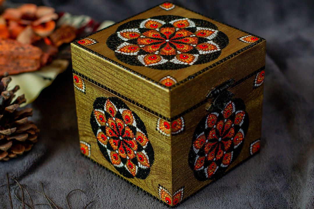 Unique Jewelry Box in Darkish Golden Colour With Handpainted Circular ...