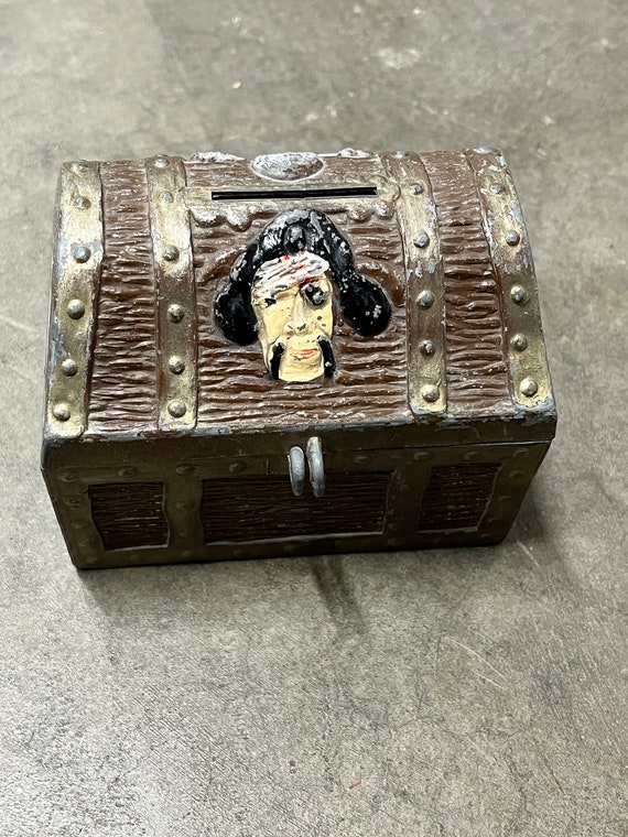 vintage treasure chest - Gem