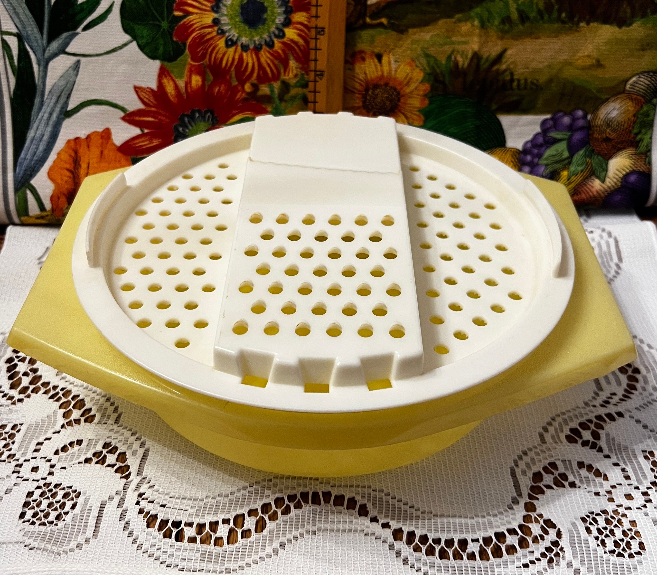 Tupperware Yellow/White Cheese Grater 787 & Bowl 786 - Etsy.de