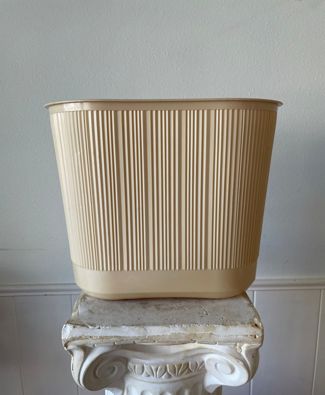 Vintage Beige Trash Can / Vintage Ridged Rubbermaid Garbage Can ...