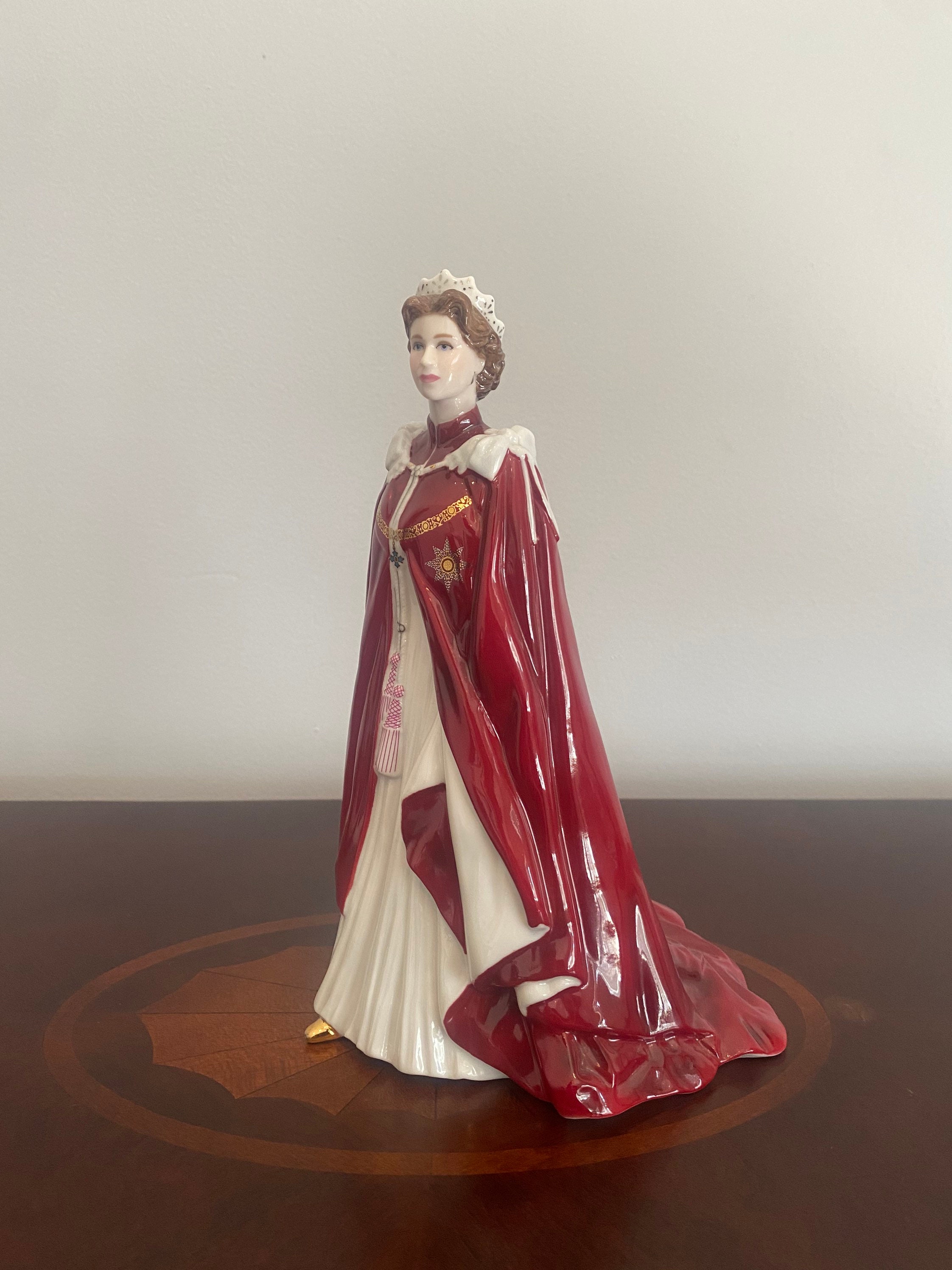 Royal Worcester Porcelain Figurine Her Majesty Queen Elizabeth Ll ...