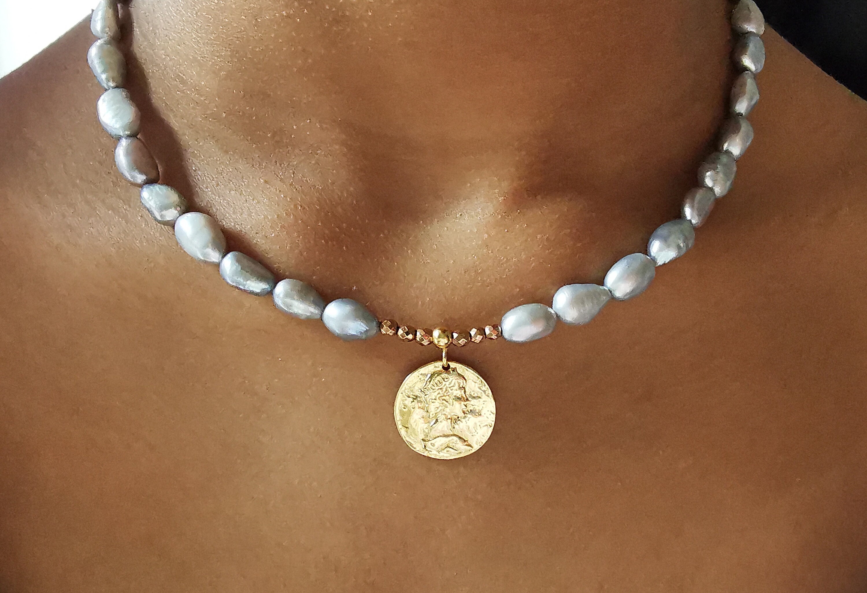 Perlas barrocas grises con colgante antiguo / Medallón / Colgante de ...