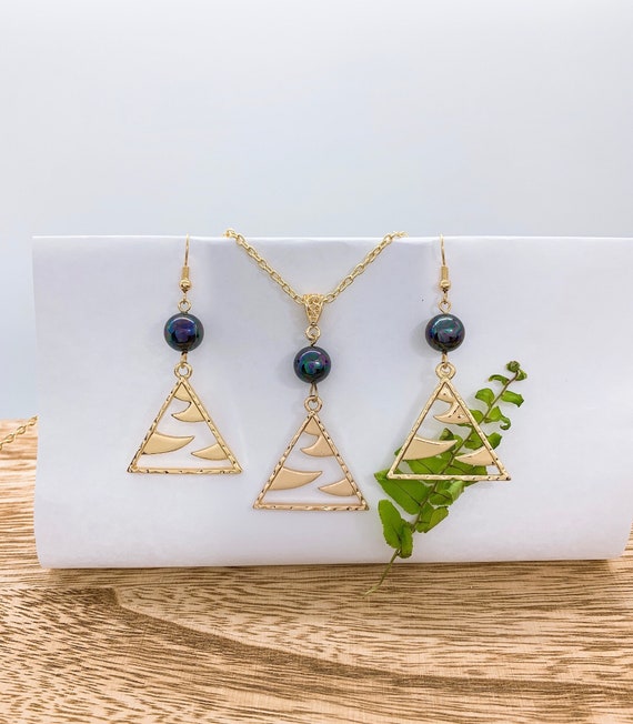 Hawaiian ahu ula feather Cloaks Design With Shell Pearls | Etsy