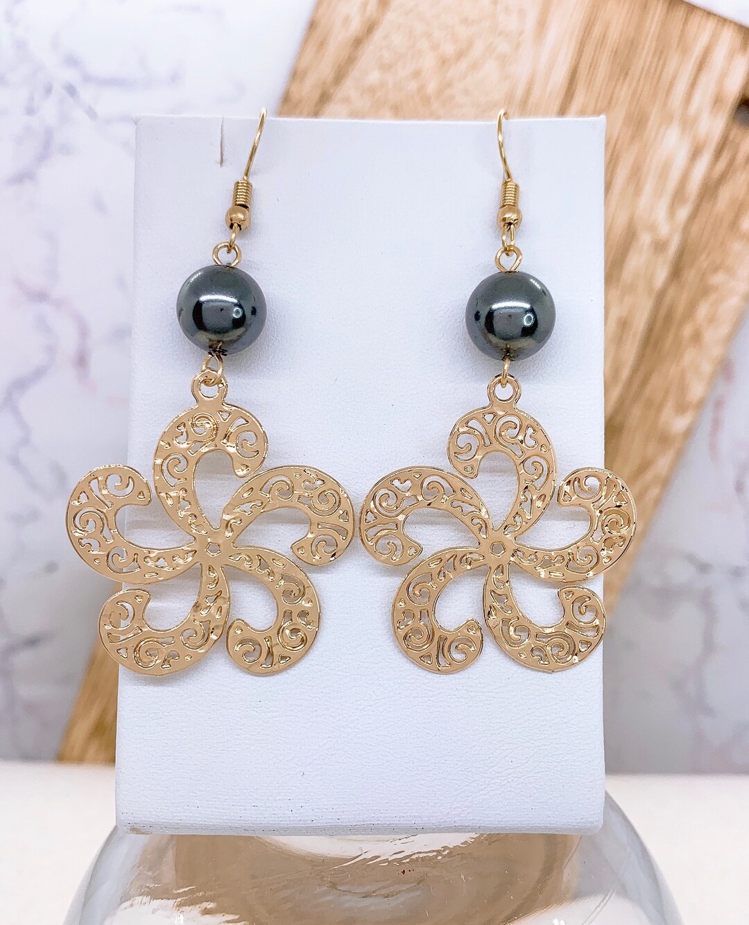 Hawaiian Tiare Flower and Wave Pattern With Shell Pearls Hamilton Gold ...