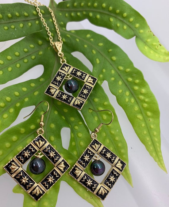 Hawaiian Black Enamel Tribal with Peacock Shell Pearls | Etsy