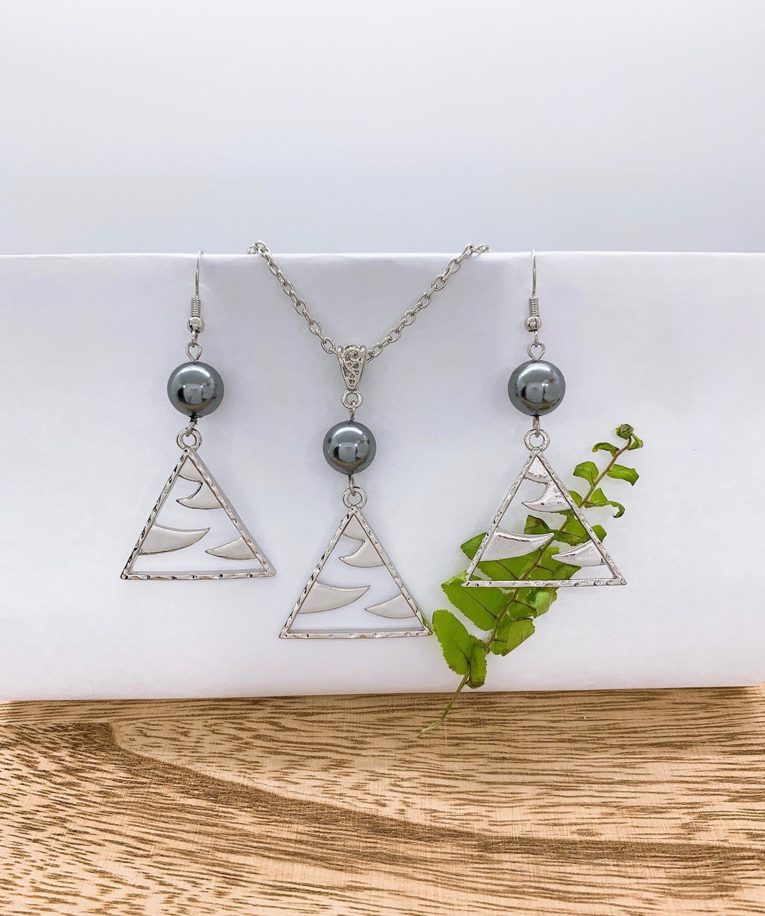 Hawaiian ‘ahu ‘ula (feather Cloaks) Design With Shell Pearls Hamilton ...