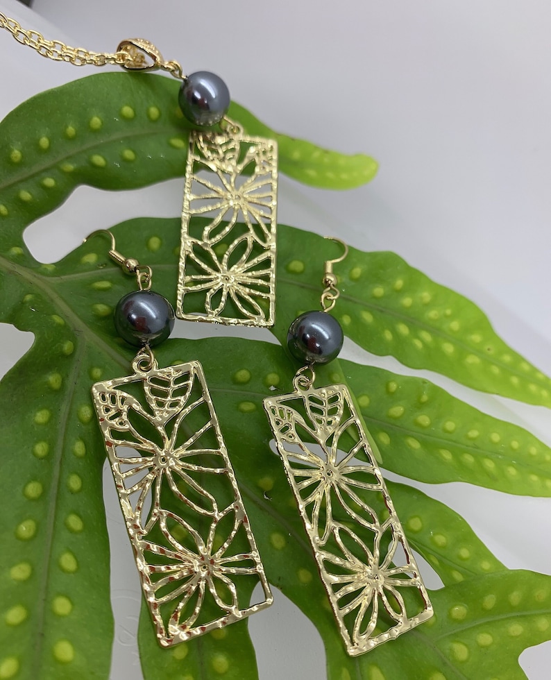 Hawaiian Tiare Flowers With Shell Pearls Hamilton Gold Earring - Etsy