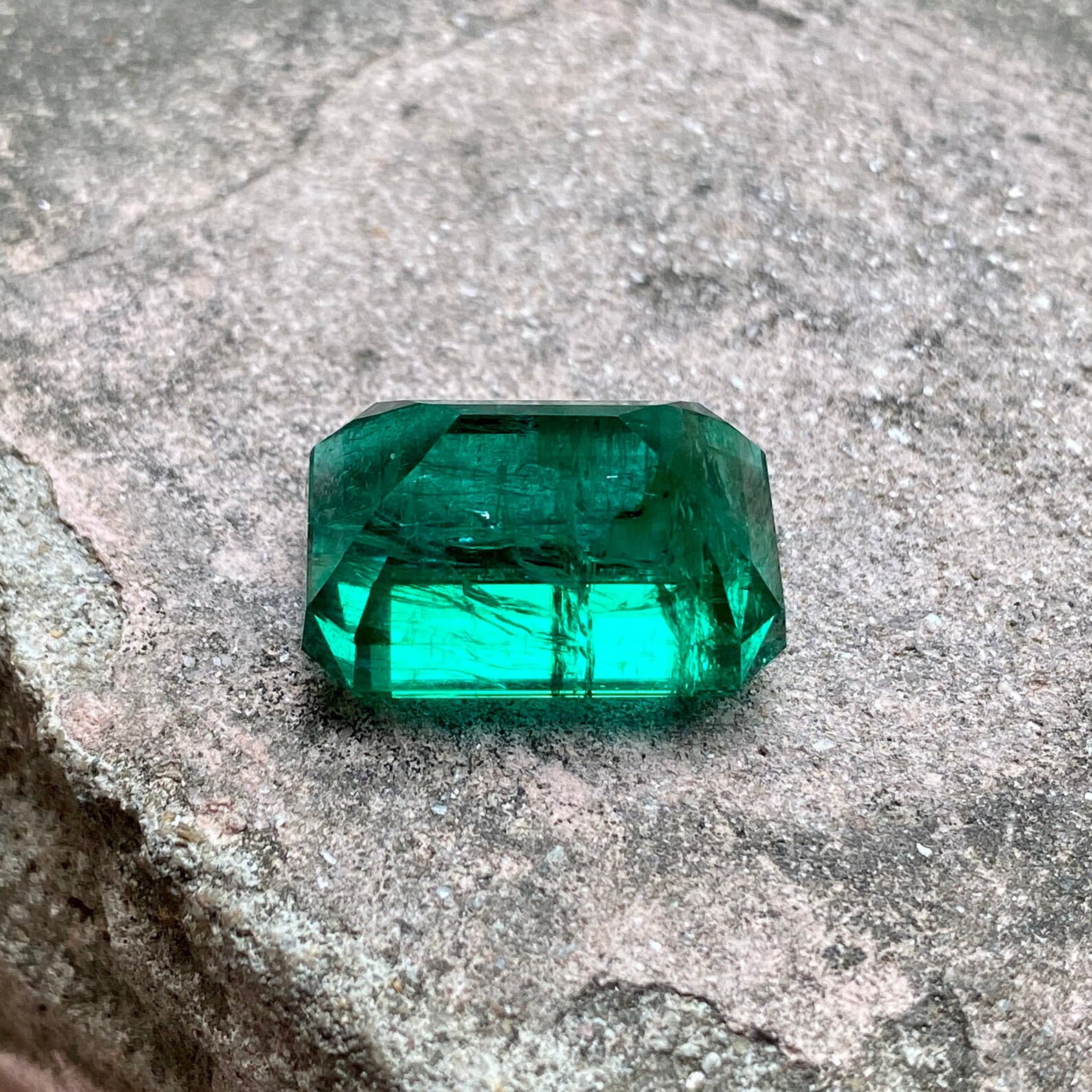 Natural Emerald , 23.45 Carats ,royal Green Emerald , 19.5x12.50 MM ...